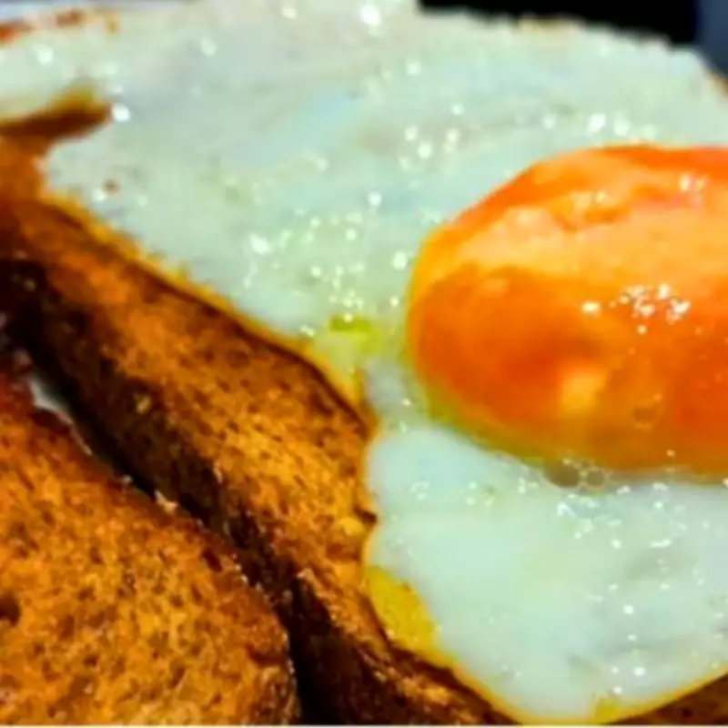 Perfect Fried Eggs Made Easy: Swap Butter for Water for Crispy Results ...